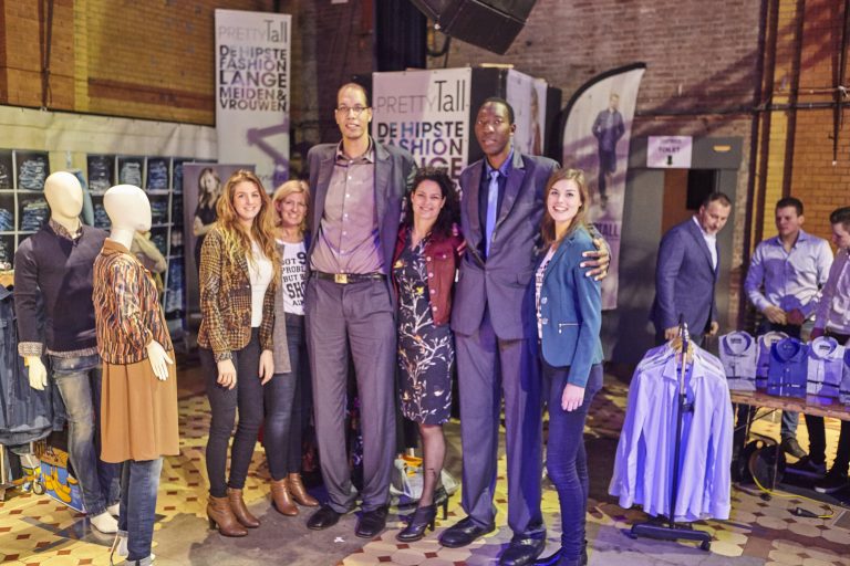 Wereldrecordpoging in Utrecht: Grootste groep lange mensen bij elkaar ...